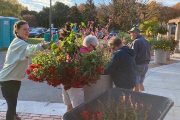 Garden Volunteers are Critical Helpers - Department of Horticulture